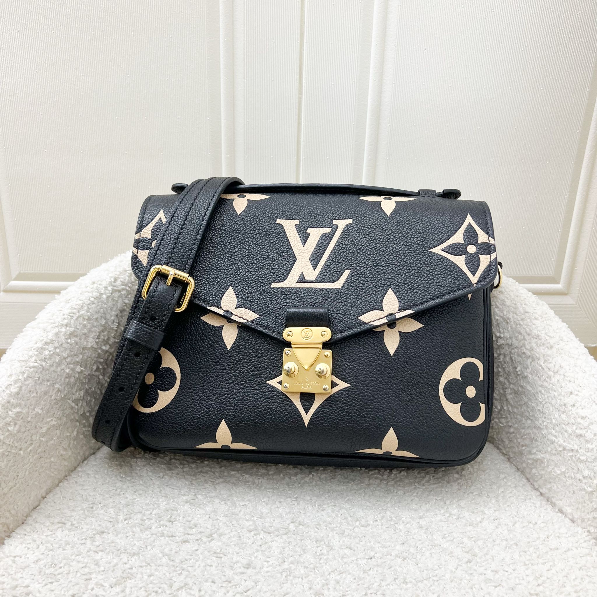 LV Pochette Metis in Bicolor Black and Creme Giant Monogram Empreinte ...