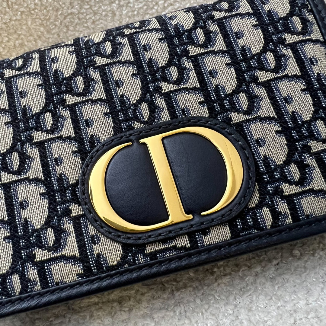 Dior 2-in-1 30 Montaigne Pouch / Wallet on Chain WOC in Navy Dior 2-in-1 30 Montaigne Pouch / Wallet on Chain WOC in Navy