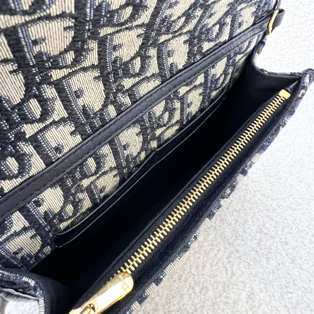Dior 2-in-1 30 Montaigne Pouch / Wallet on Chain WOC in Navy Dior 2-in-1 30 Montaigne Pouch / Wallet on Chain WOC in Navy