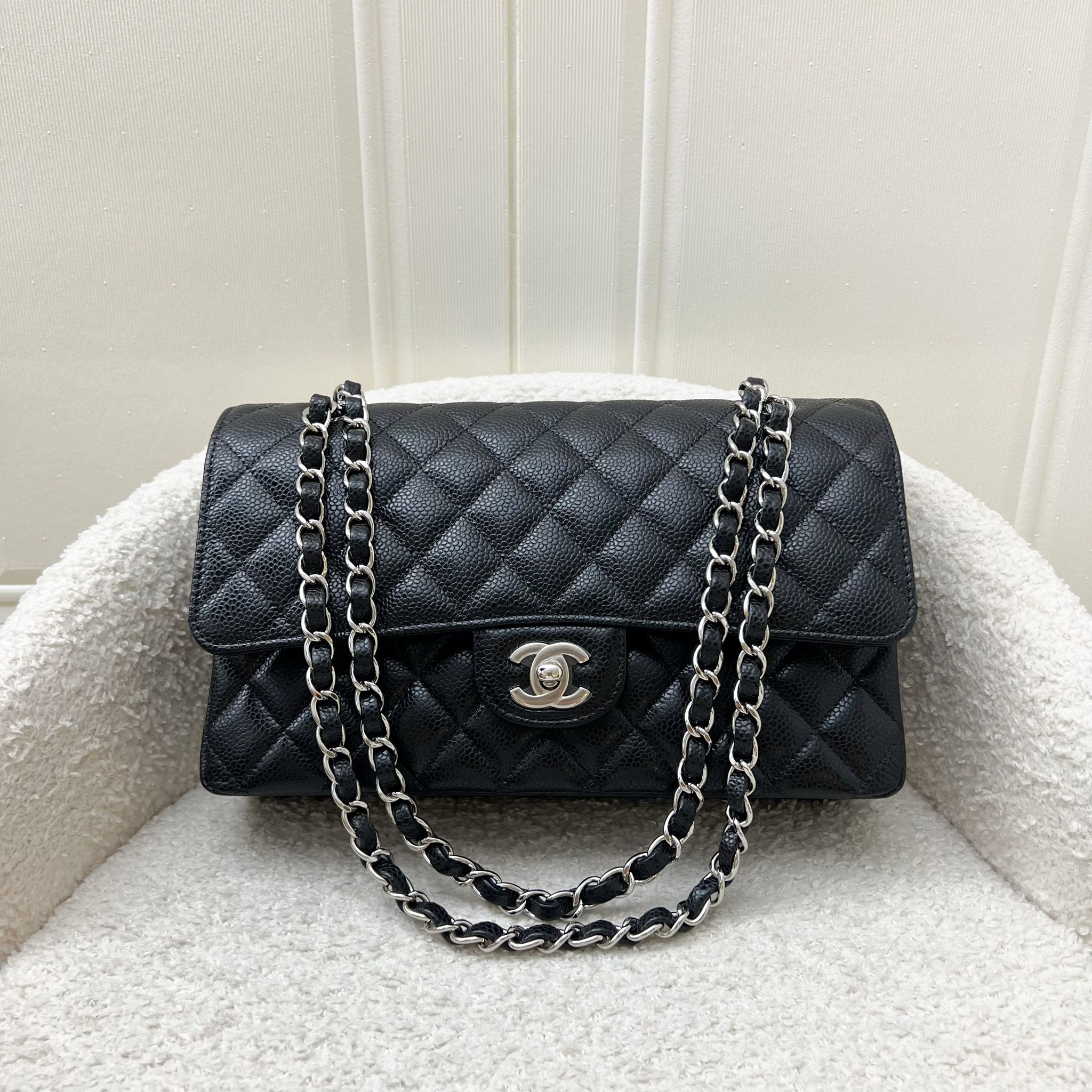 Chanel Medium Classic Flap CF in Black Caviar and SHW (Model: A01112 ...