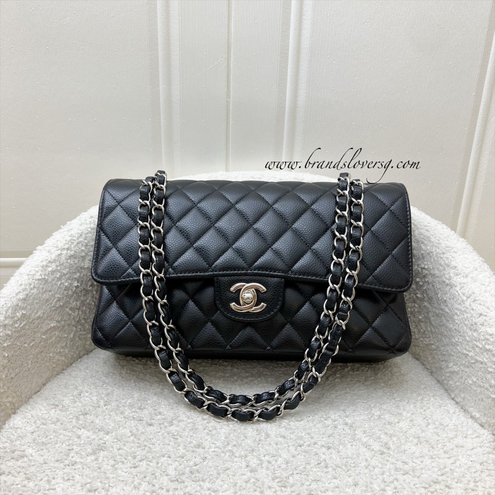Chanel Medium Classic Flap CF in Black Caviar and SHW (Model: A01112 ...