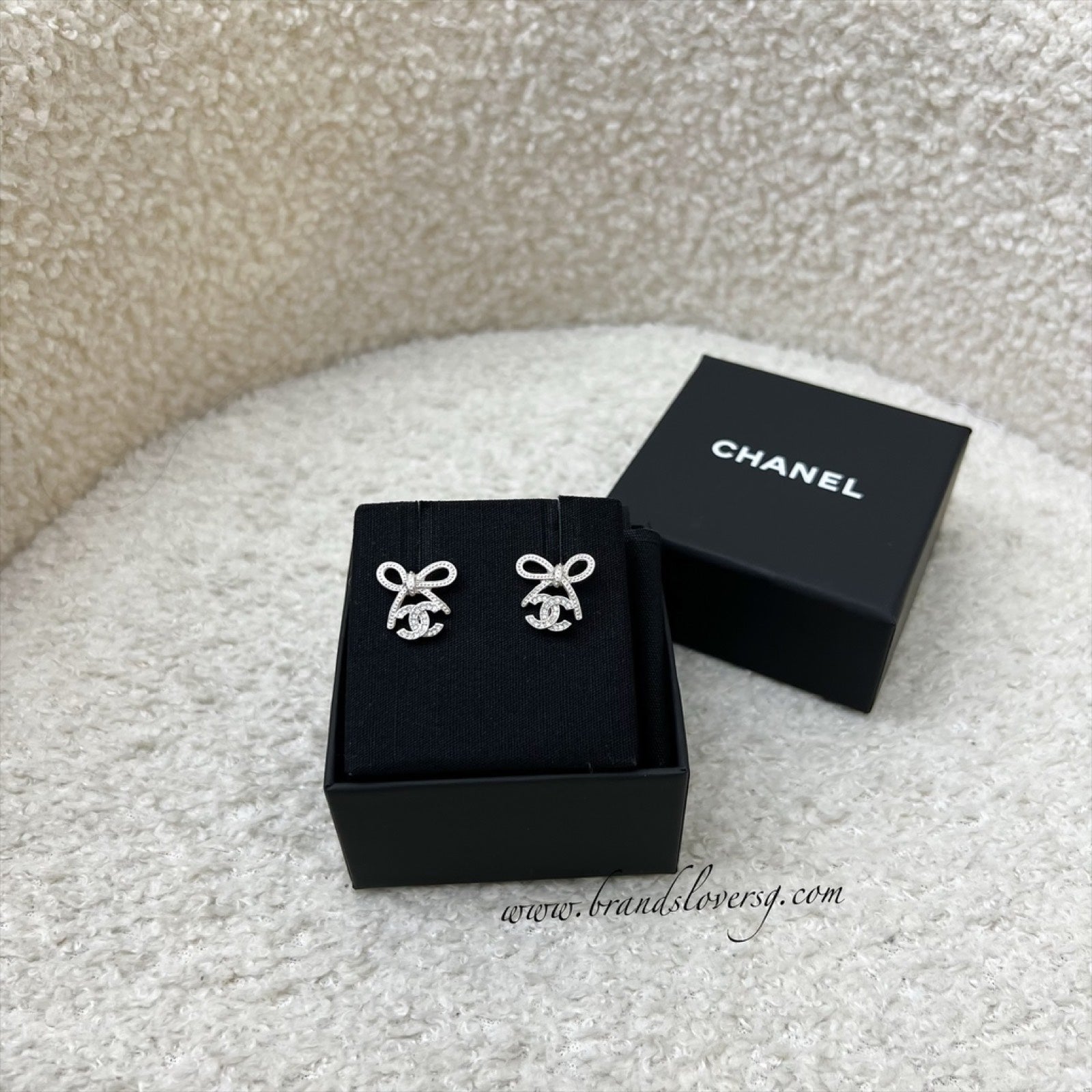 Chanel 25K Bow and Logo Earrings in SHW (Model: ABG601) – Brands Lover